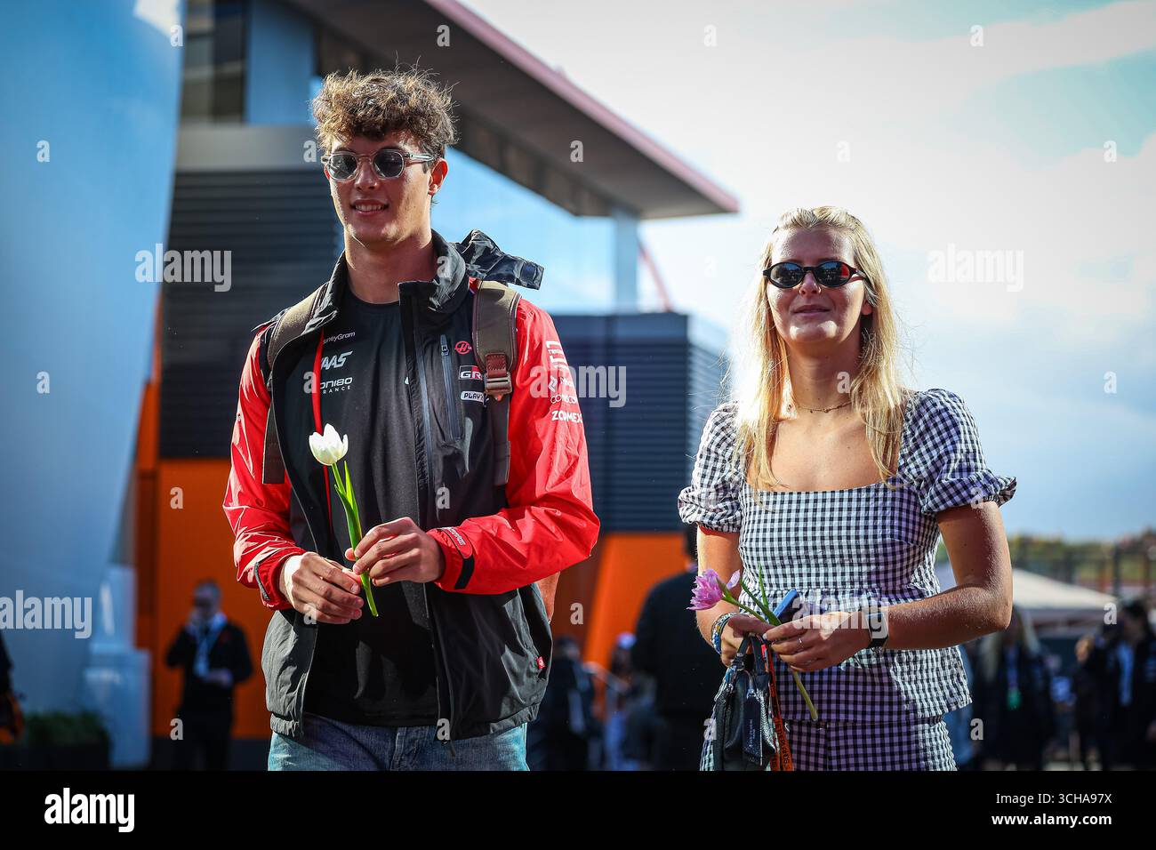 87 Oliver Bearman, (GRB) Haas F1 Team VF25, with his girlfriend Alicia ...