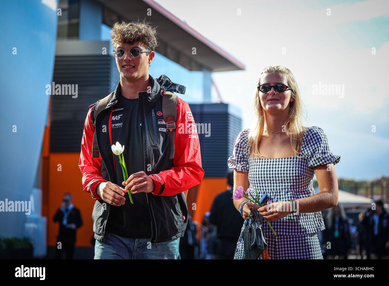 87 Oliver Bearman, (GRB) Haas F1 Team VF25, with his girlfriend Alicia ...