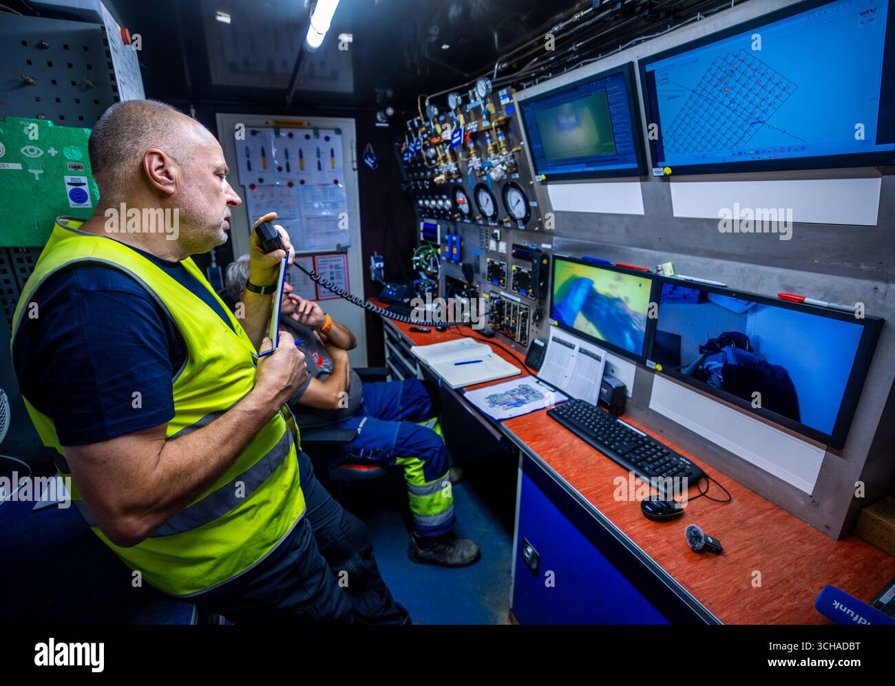 01 September 2025, Mecklenburg-Western Pomerania, Boltenhagen: Diving operations manager Kay-Uwe ...