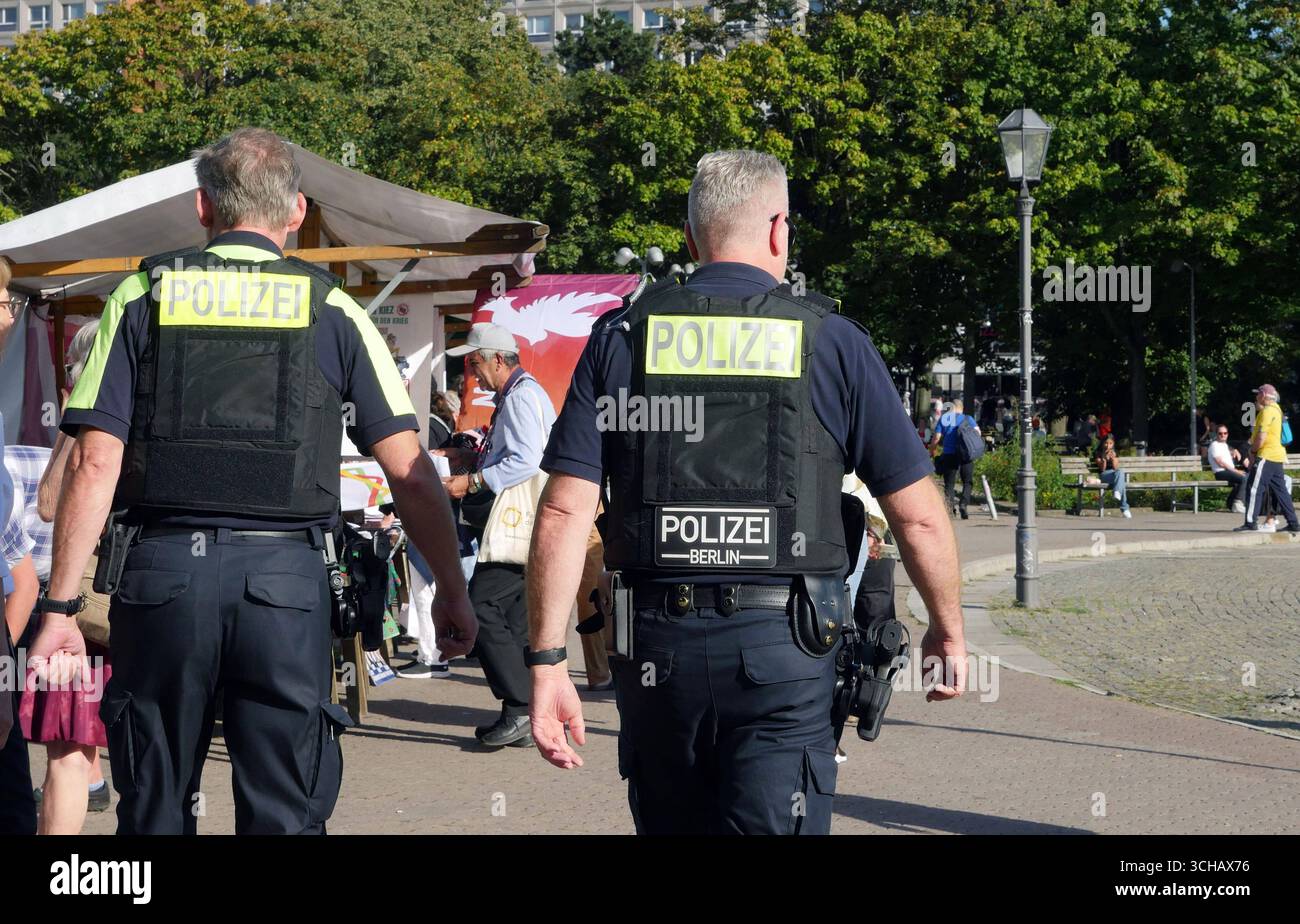 31.08.2025, Berlin - Deutschland. Polizei auf dem Alexanderplatz ...