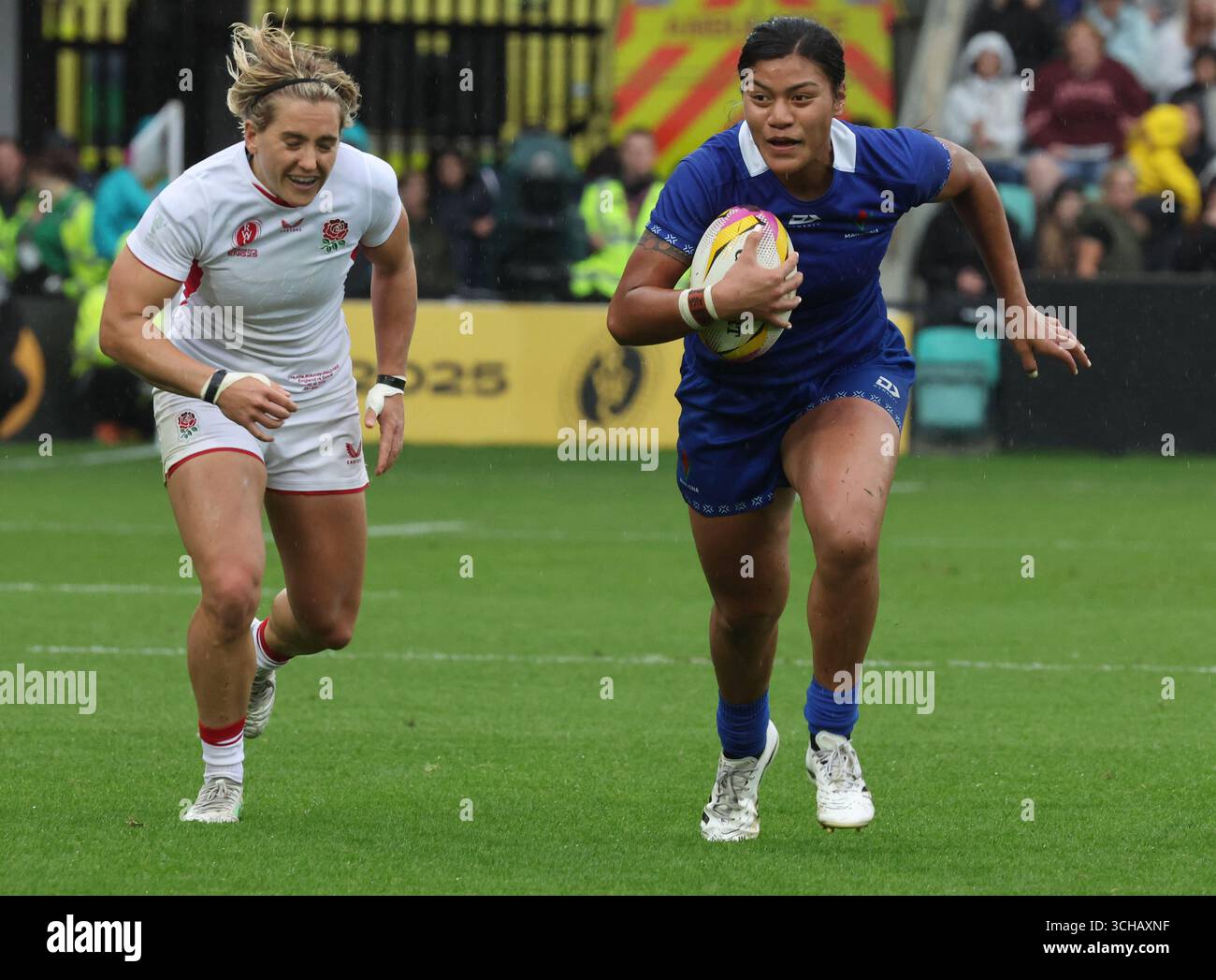 L-R England's(Red Roses)Claudia Moloney MacDonald Samoa’s Harmony VATAU ...