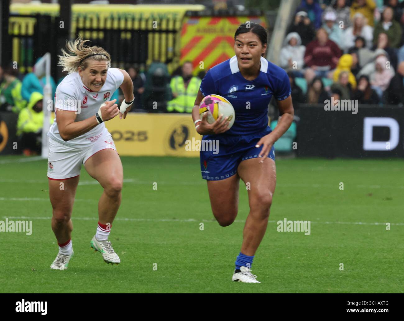 L-R England's(Red Roses)Claudia Moloney MacDonald Samoa’s Harmony VATAU ...