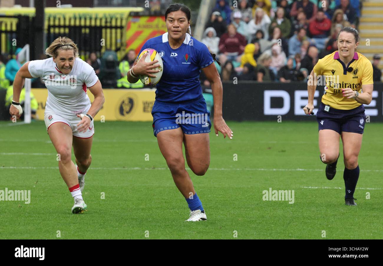 L-R England's(Red Roses)Claudia Moloney MacDonald Samoa’s Harmony VATAU ...