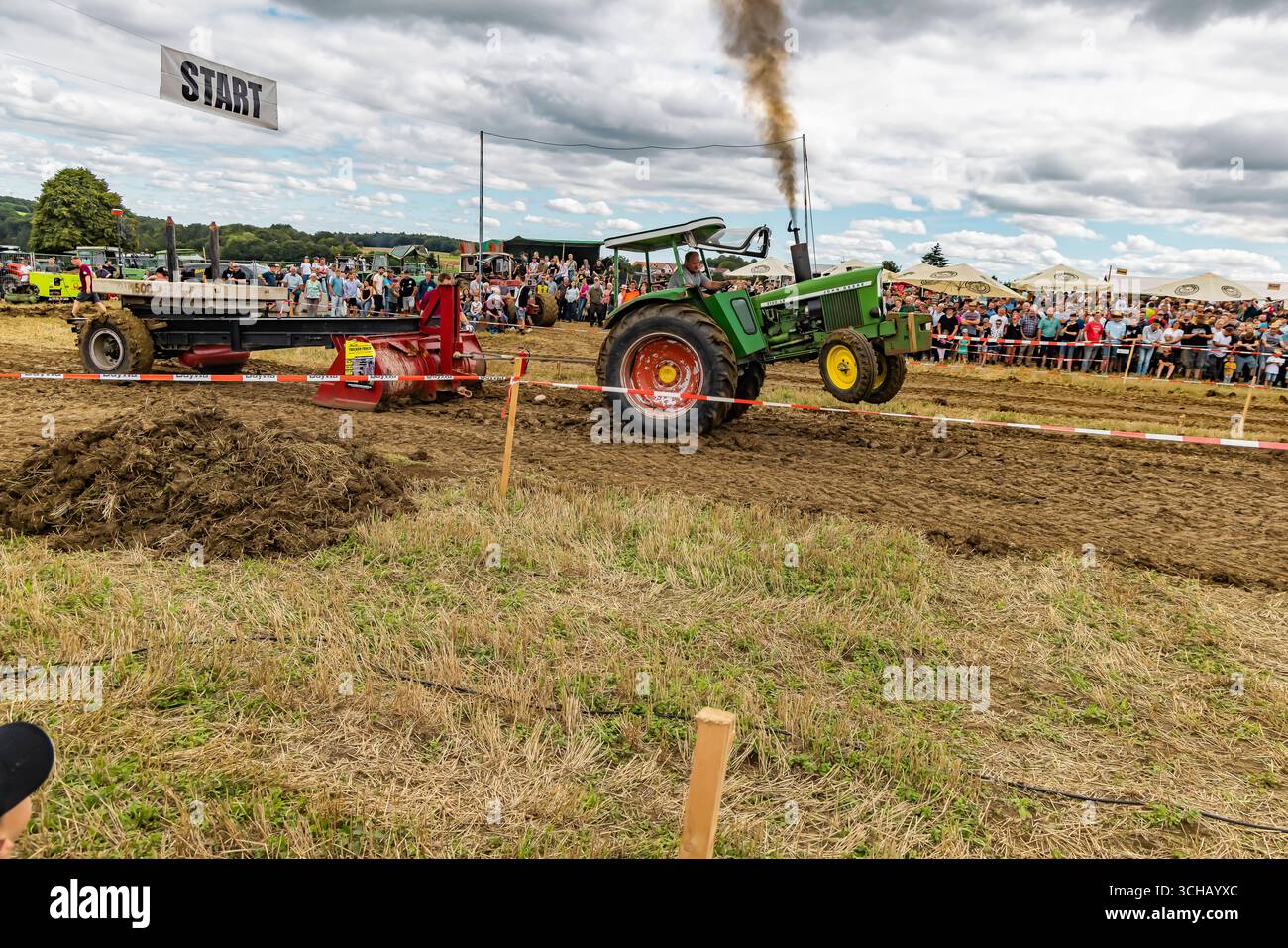 Tractor pulling auf der Schwäbischen Alb. Wettkampf der Traktoren in ...