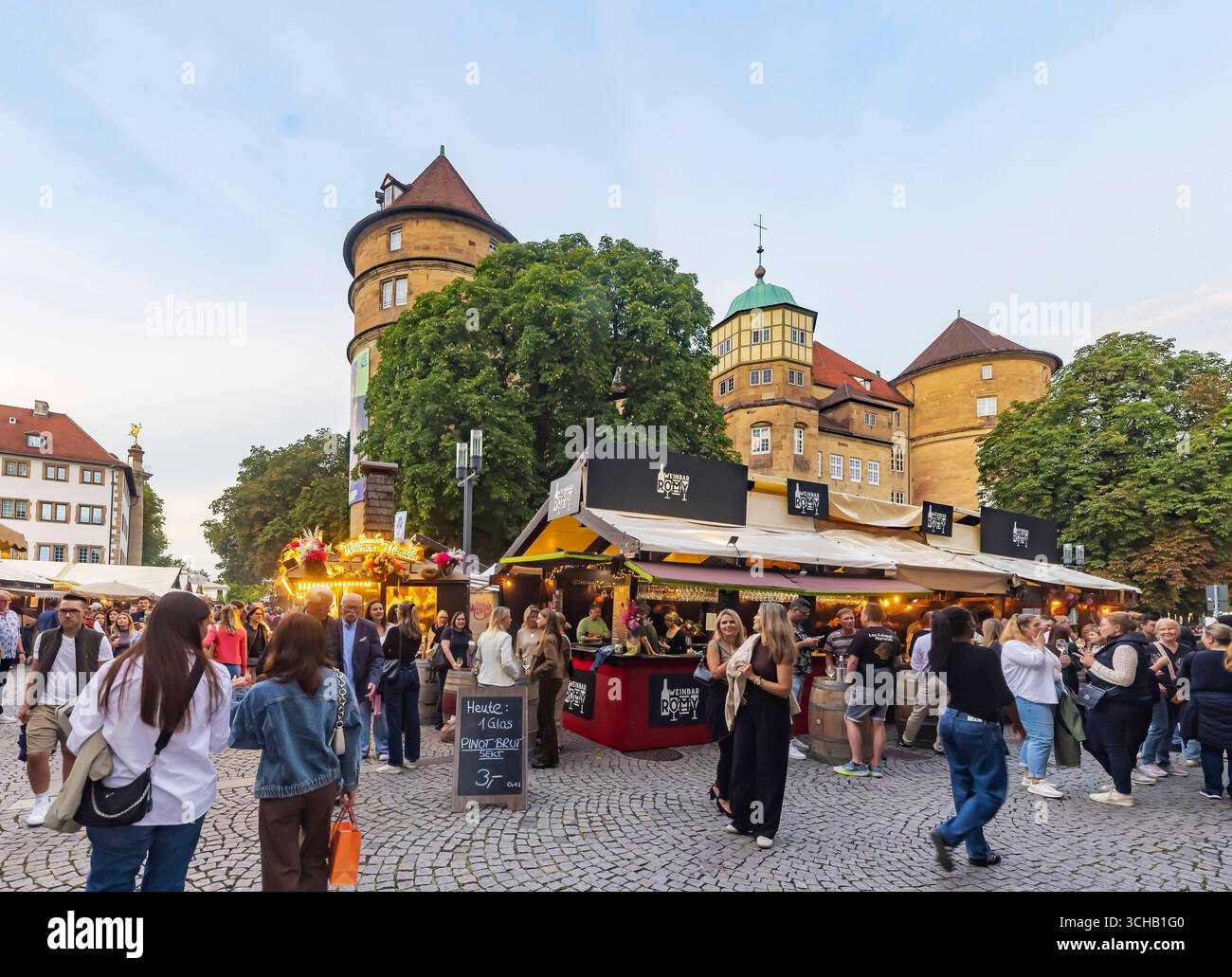 Stuttgarter Weindorf, Weinfest am Schillerplatz und Marktplatz im ...