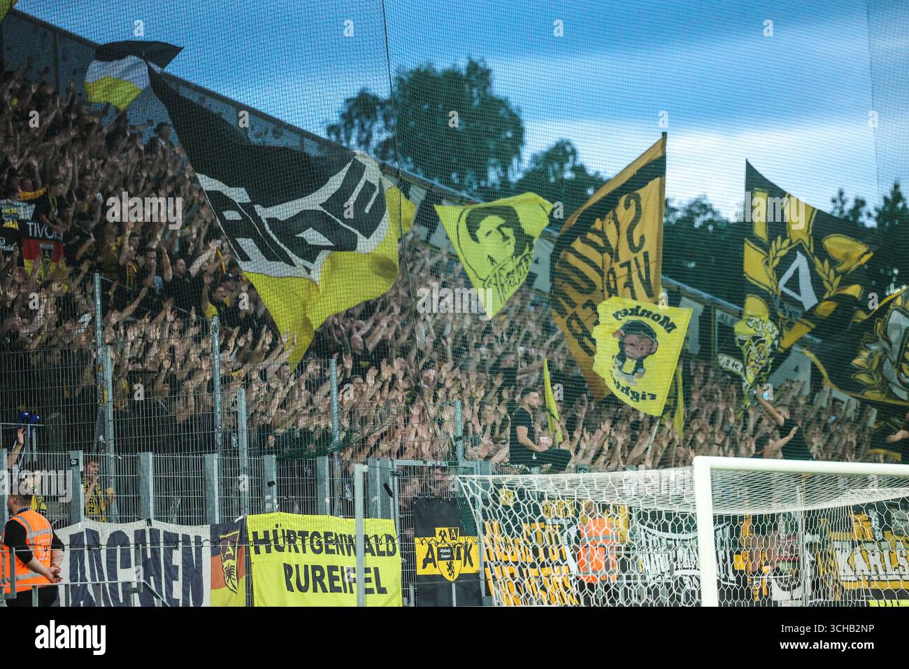 Alemannia Aachen Fans, Ultras, Karlsbande Support in EssenRot-Weiss ...