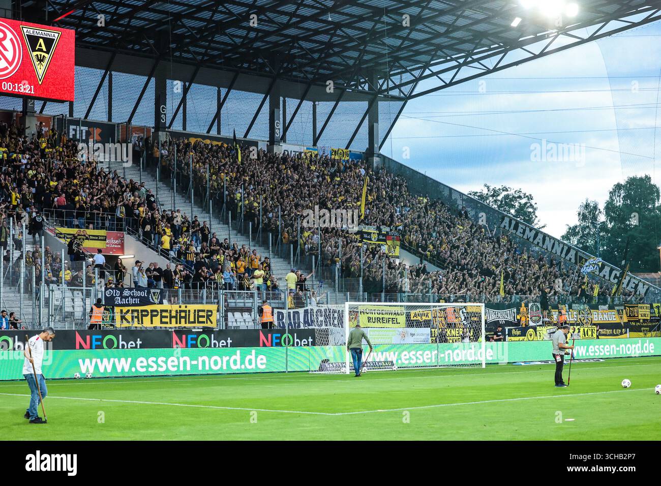 Alemannia Aachen Fans, Ultras, Karlsbande Support in EssenRot-Weiss Essen (RWE, Rot Weiß Essen ...