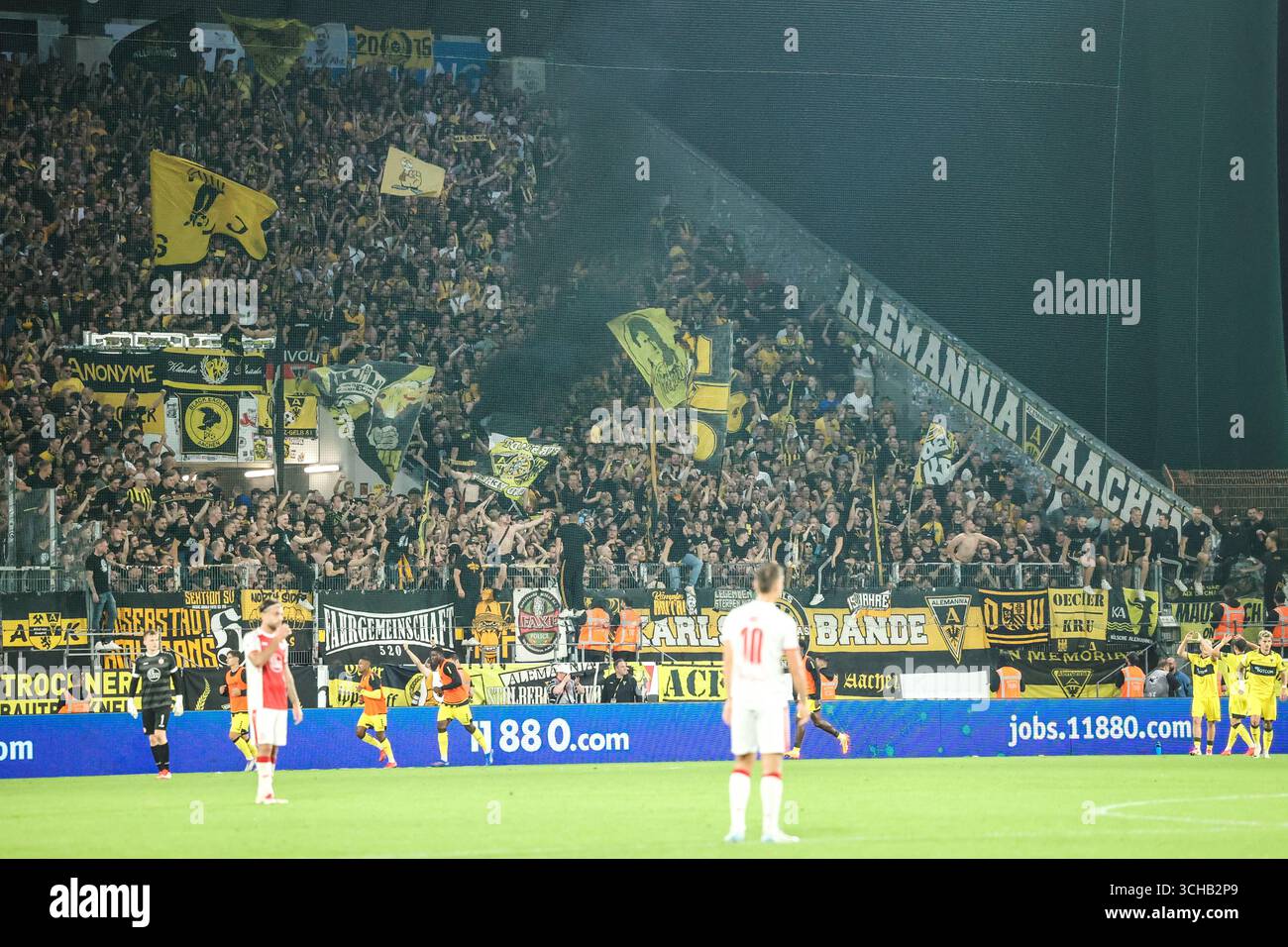 Alemannia Aachen Fans, Ultras, Karlsbande Support in Essen. Fans zünzen ...