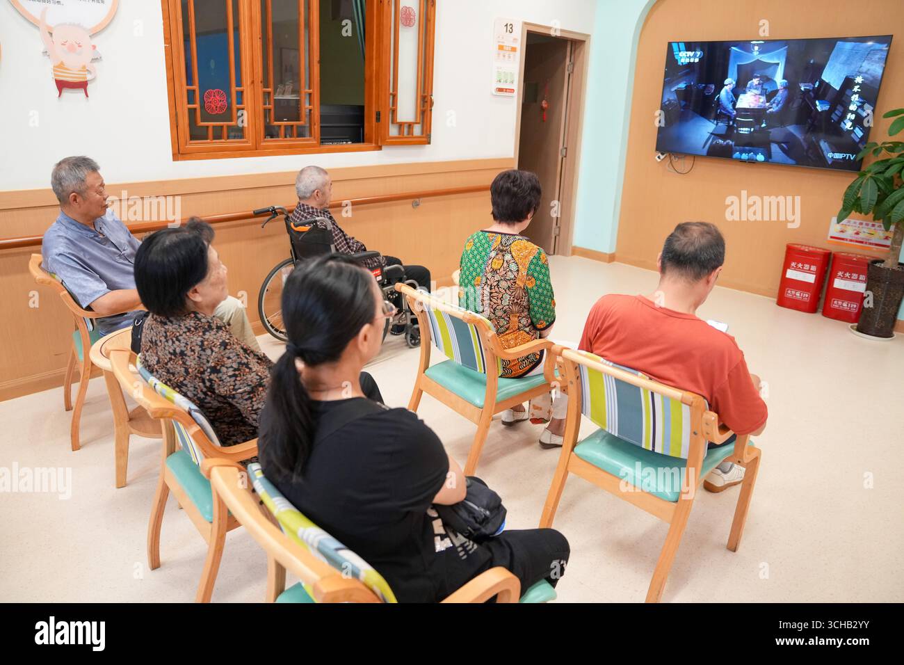 (250901) -- CHENGDU, Sept. 1, 2025 (Xinhua) -- Senior residents watch ...
