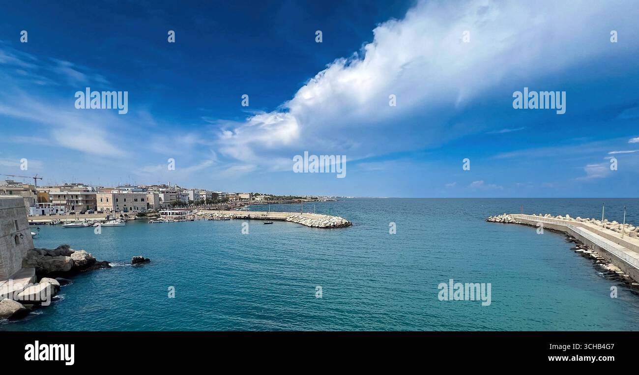 Beautiful sandstone harbour entrance hi-res stock photography and ...