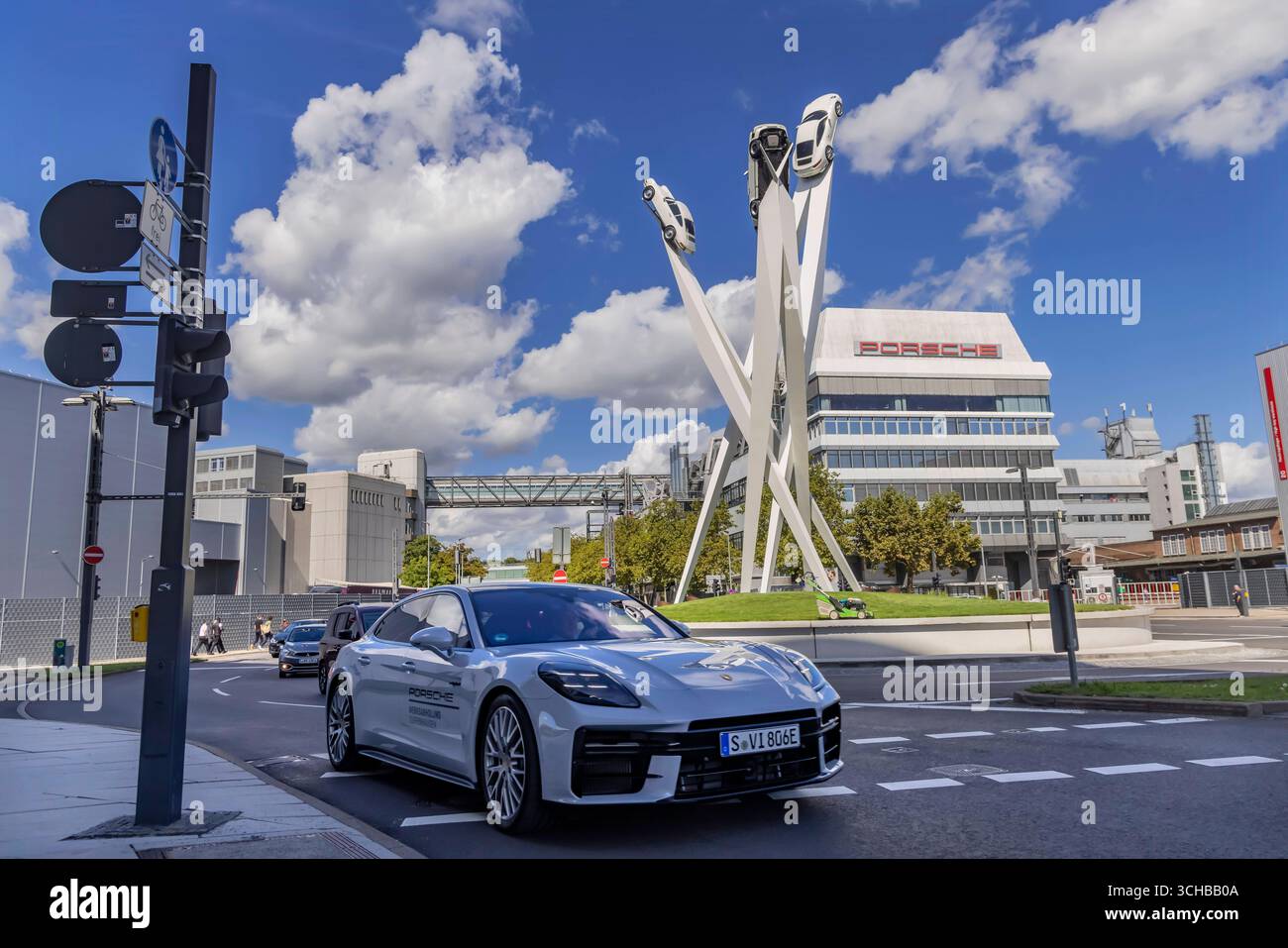 Stuttgart Zuffenhausen mit Porsche Museum und Hauptverwaltung ...