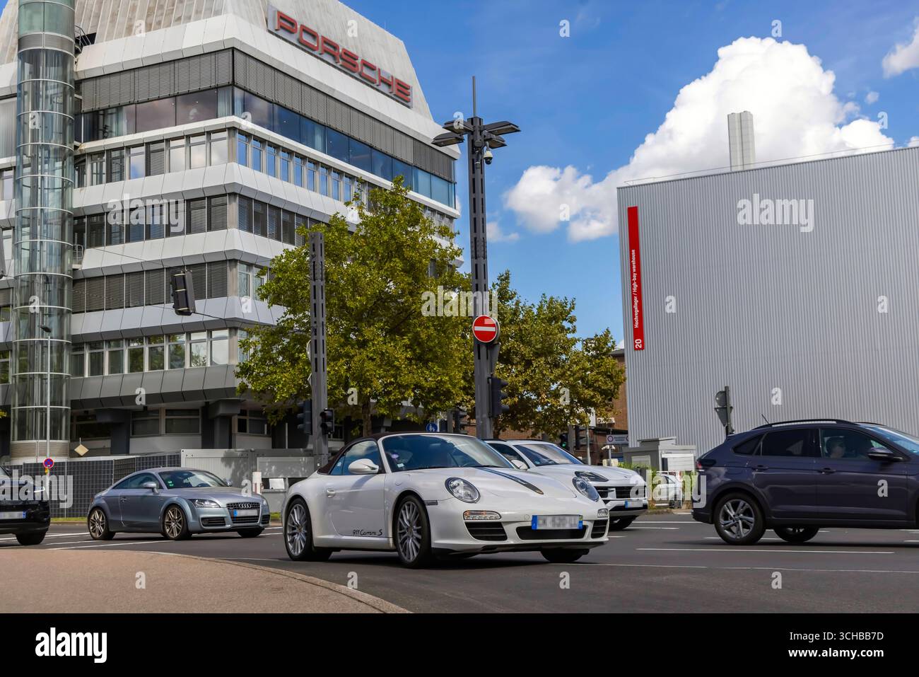 Stuttgart Zuffenhausen mit Porsche Museum und Hauptverwaltung ...