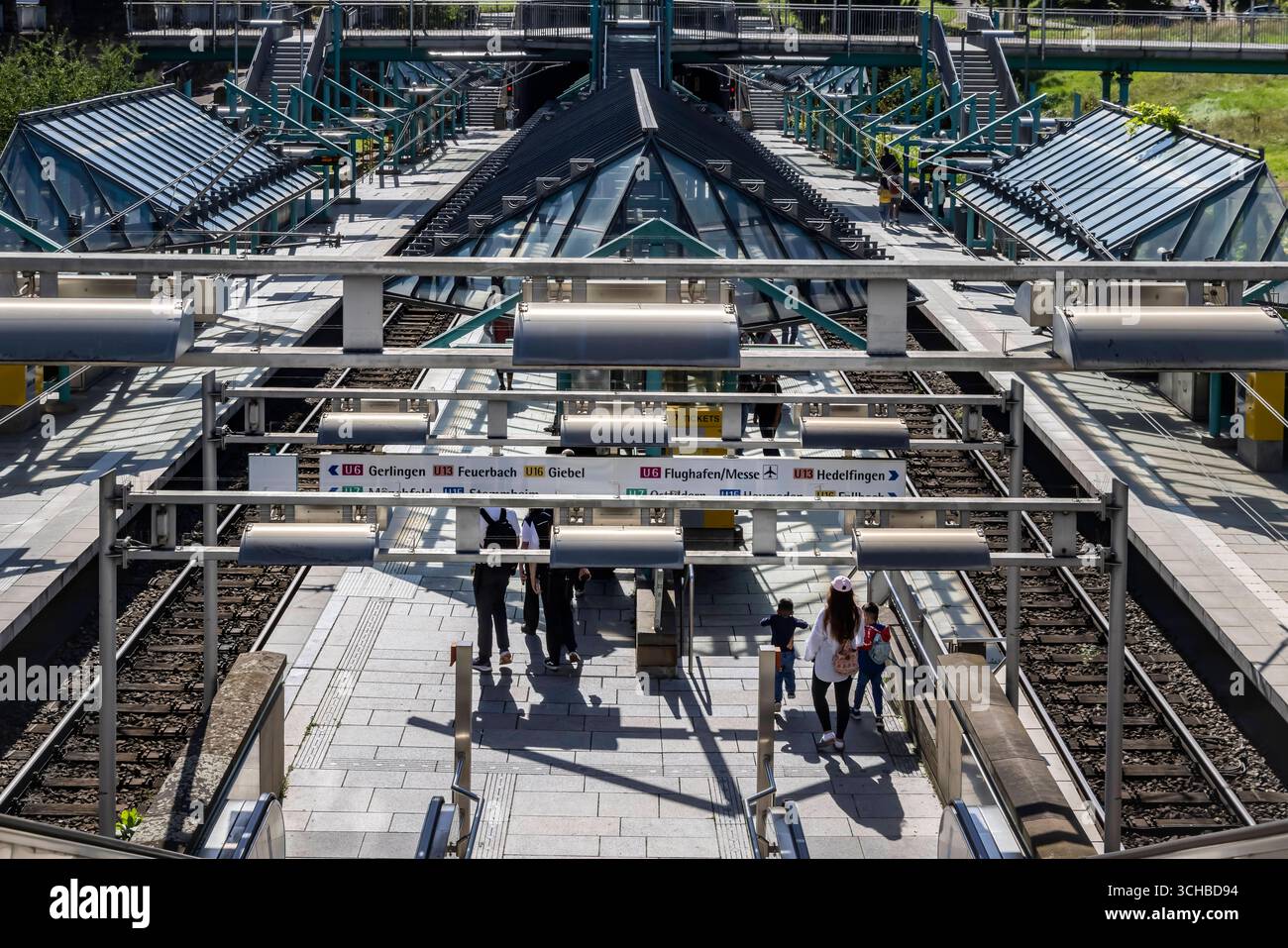 Haltestelle Pragsattel der Stadtbahn Stuttgart im Gegenlicht ...