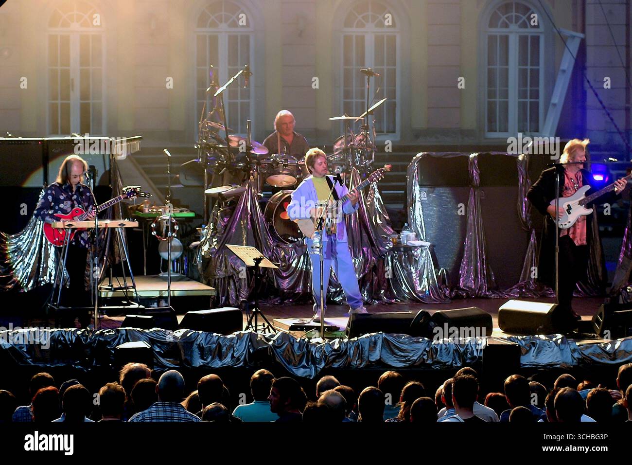 Die britische Progressive-Rock-Band YES auf ihrer 97 Konzerte ...