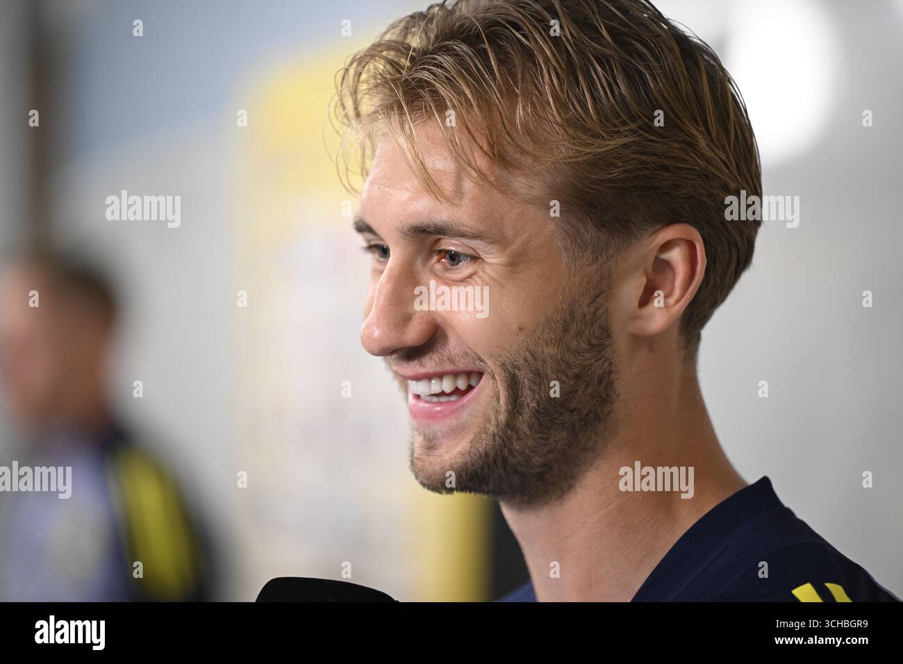 STOCKHOLM, SVERIGE 20250901Fotbollsspelaren Benjamin Nygren pratar med ...