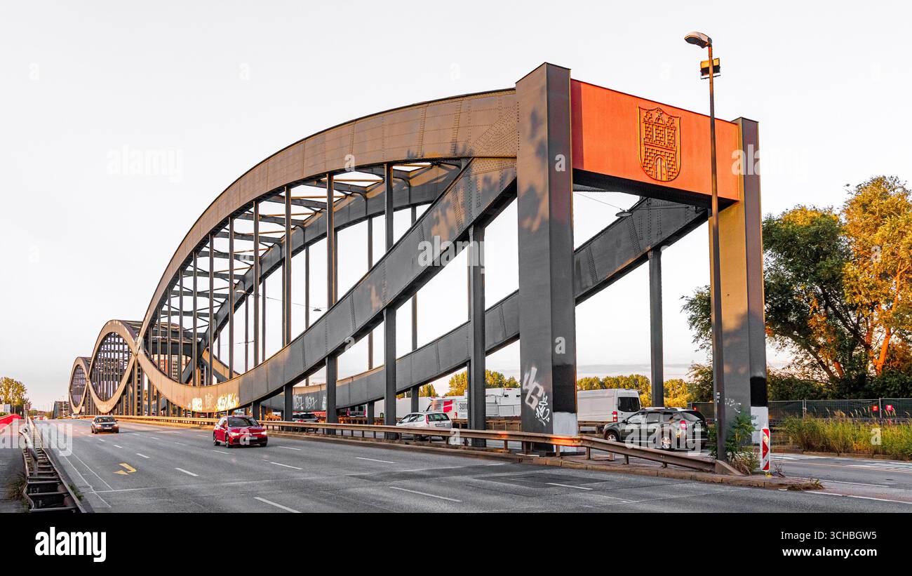 29 August 2025, Hamburg: View of the New Elbe Bridge from south to ...