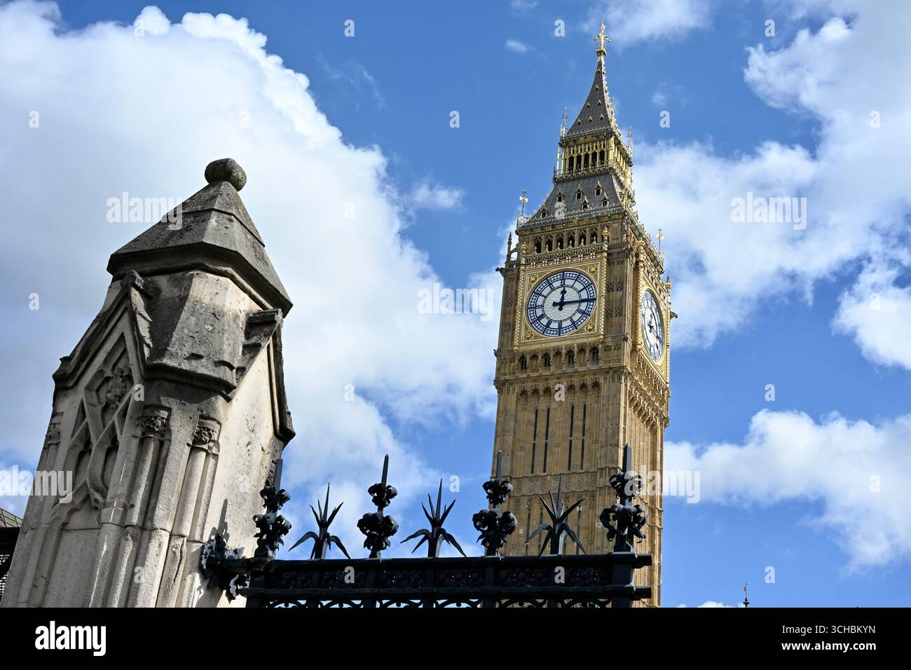 Big Ben, Carriage Gates Entrance, Houses of Parliament, Westminster ...