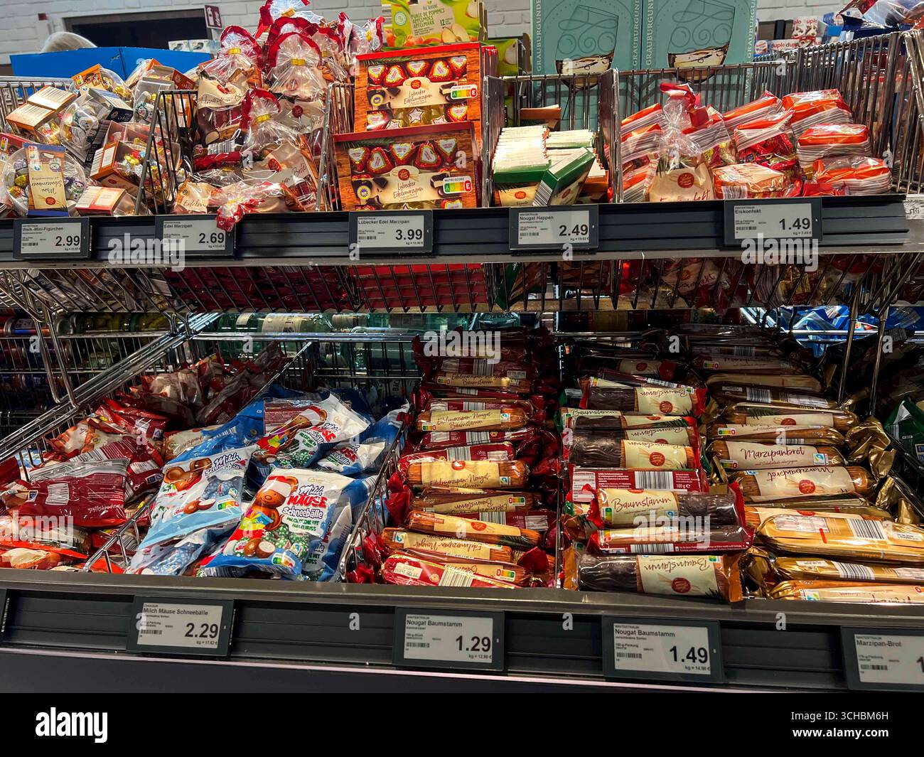 abb Verschiedene Sorten Lebkuchen Stollen Schoko Kringel Marzipanbote ...