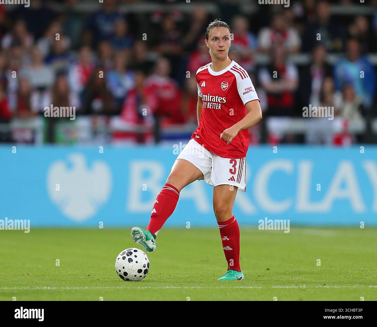 Borehamwood, England, August 27 2025: Lotte Wubben-Moy (3 Arsenal) on ...