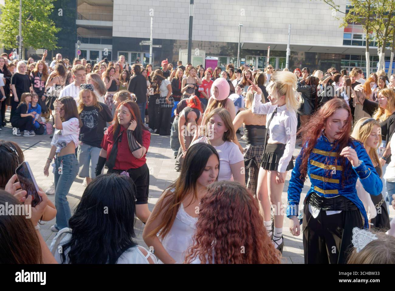 K-Pop Fans vor dem Konzert von boygroup ENHYPEN in der Uber-Arena .Walk ...