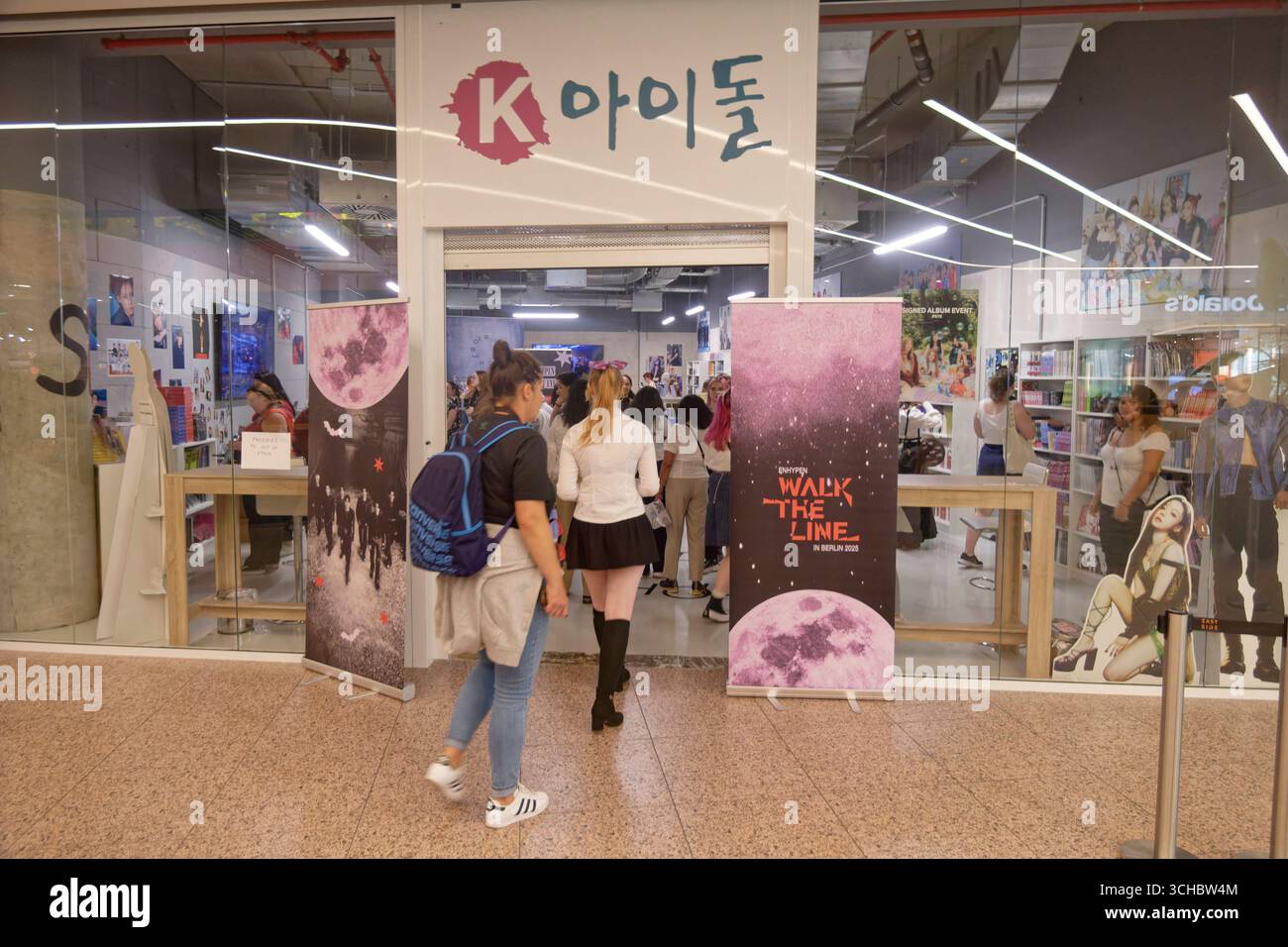 K-Pop Fans vor dem Konzert von boygroup ENHYPEN in der Uber-Arena .Walk ...