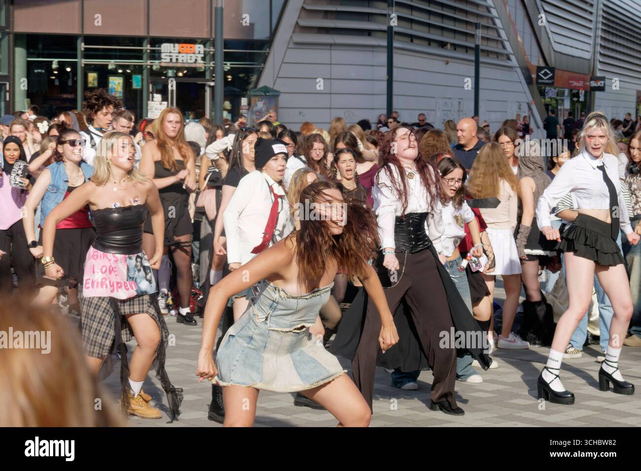K-Pop Fans vor dem Konzert von boygroup ENHYPEN in der Uber-Arena .Walk ...