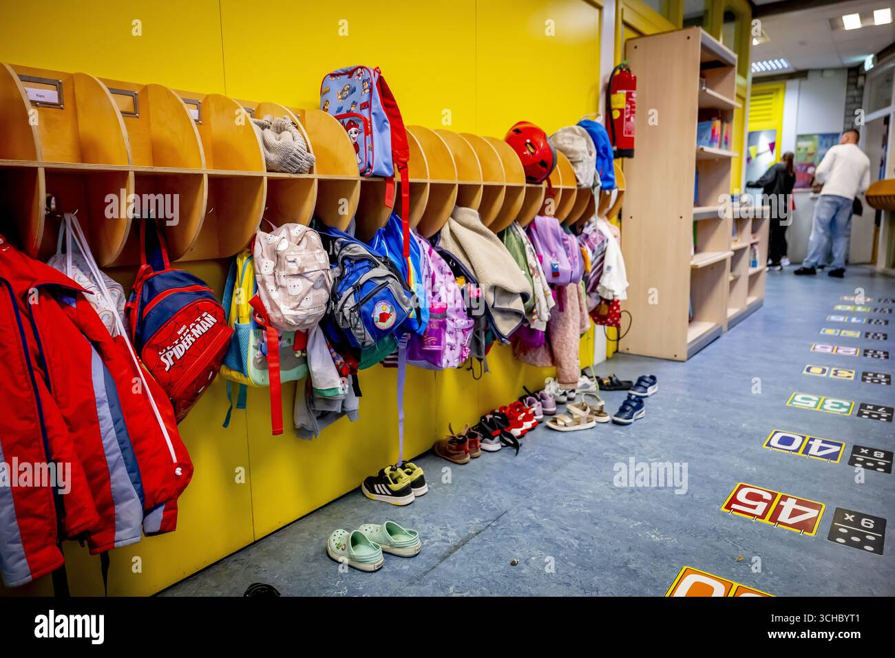 ROTTERDAM - Children return to school after the summer holidays for the ...