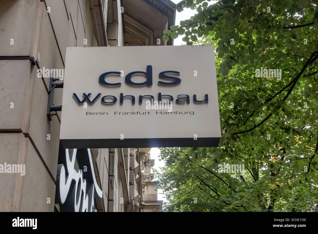 Firmenschild CDS Wohnbau 01.09.25, Frankfurt: Symbolfoto ...