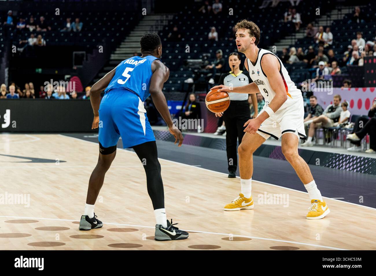 Amin Adamu (Grossbritannien, 5), Franz Wagner (Deutschland, 9) am Ball ...