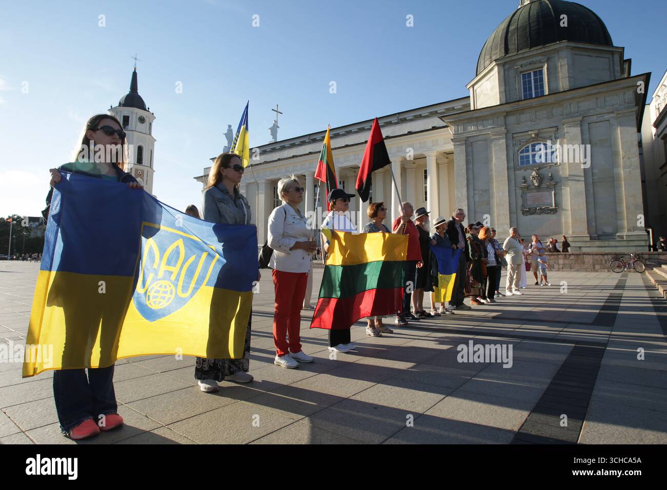 VILNIUS,LITHUANIA - SEPTEMBER 1: People hold Ukraine and Lithuania ...