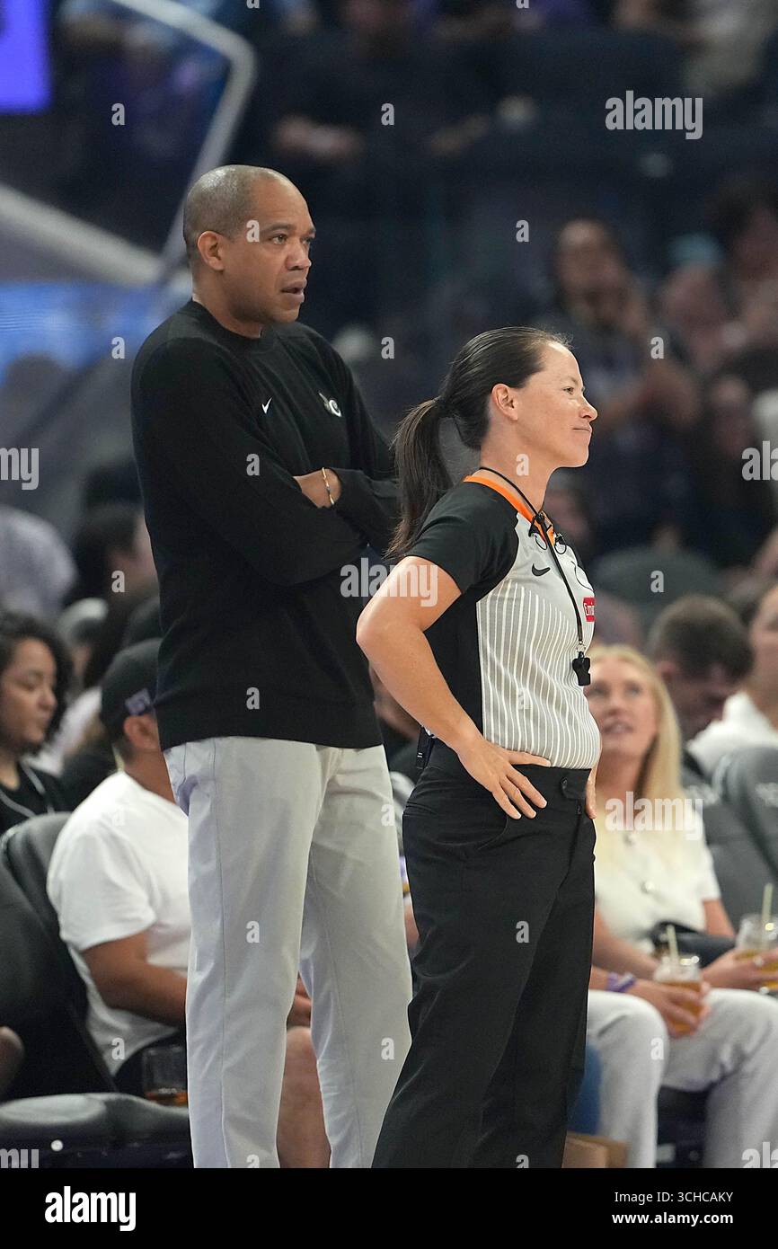 Washington Mystics head coach Sydney Johnson talking with referee Maj ...