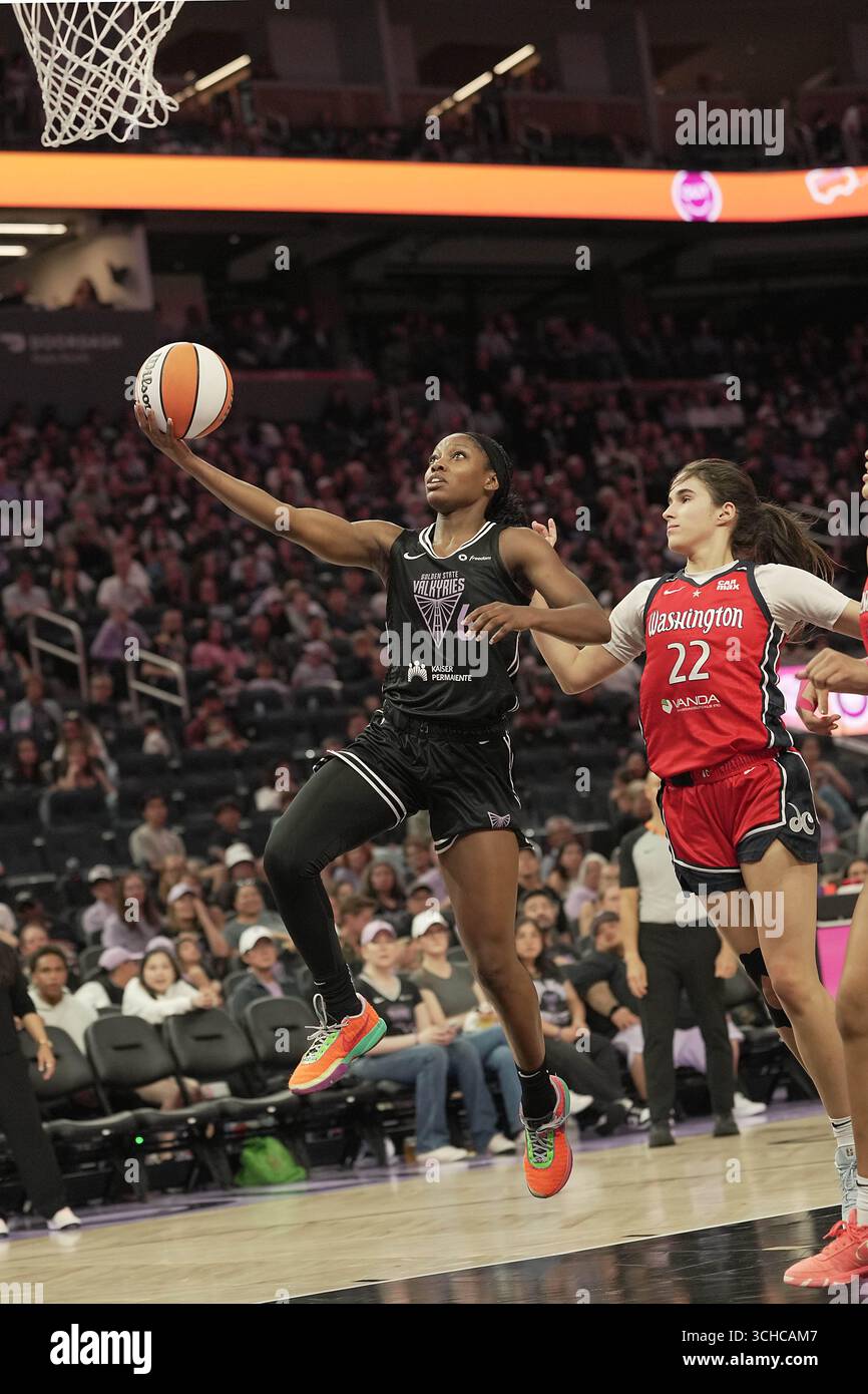 Golden State Valkyries guard Kaila Charles (6) drives to the basket in ...