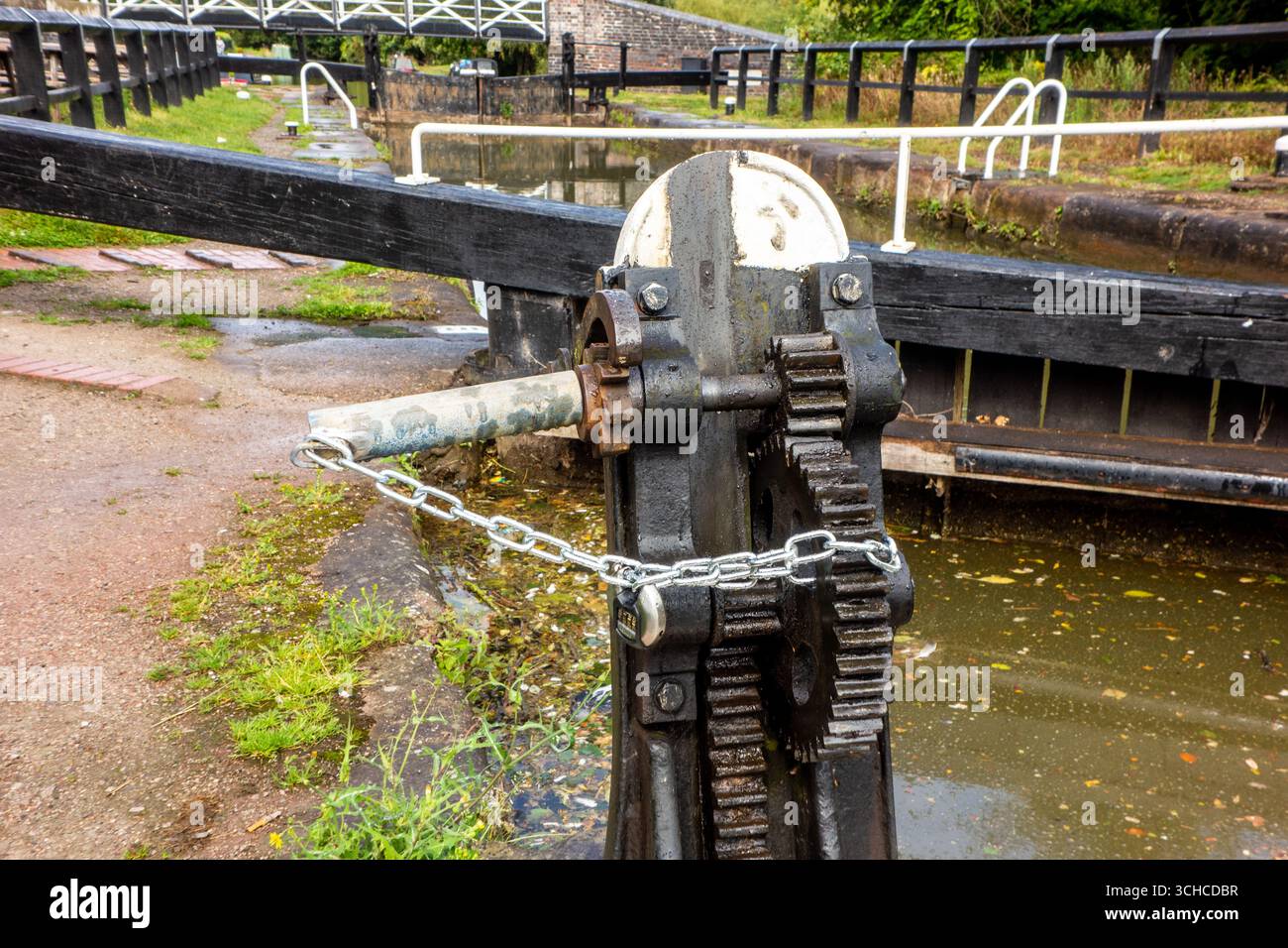 Chained up canal lock hi-res stock photography and images - Alamy