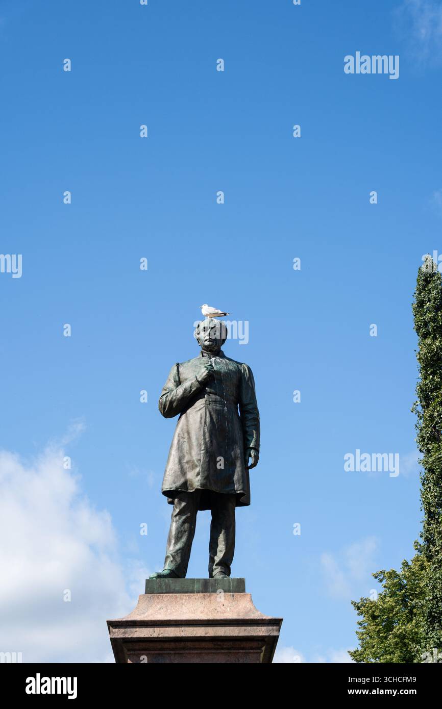 Bronze statue seagull perched hi-res stock photography and images - Alamy