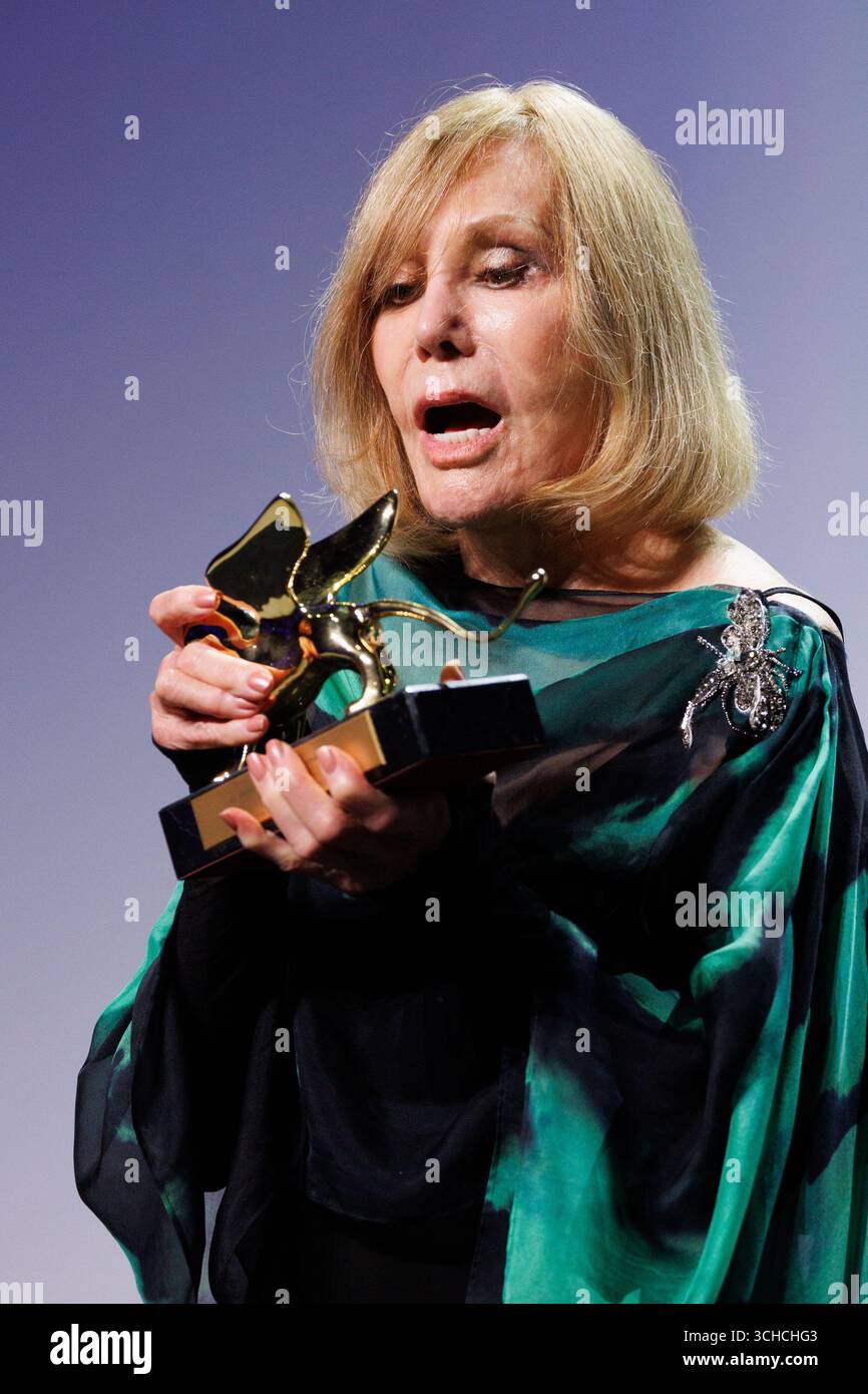 Kim Novak poses with the Golden Lion For Lifetime Achievement Award ...