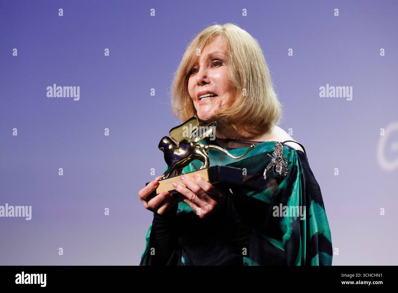 Kim Novak poses with the Golden Lion For Lifetime Achievement Award ...