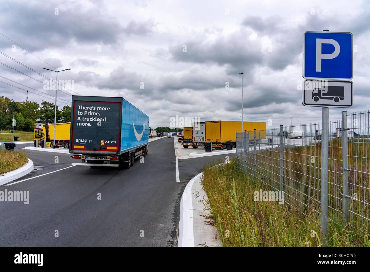 Neuer Groß-Rastplatz für LKW an der Autobahn A1, größter Parkplatz für ...