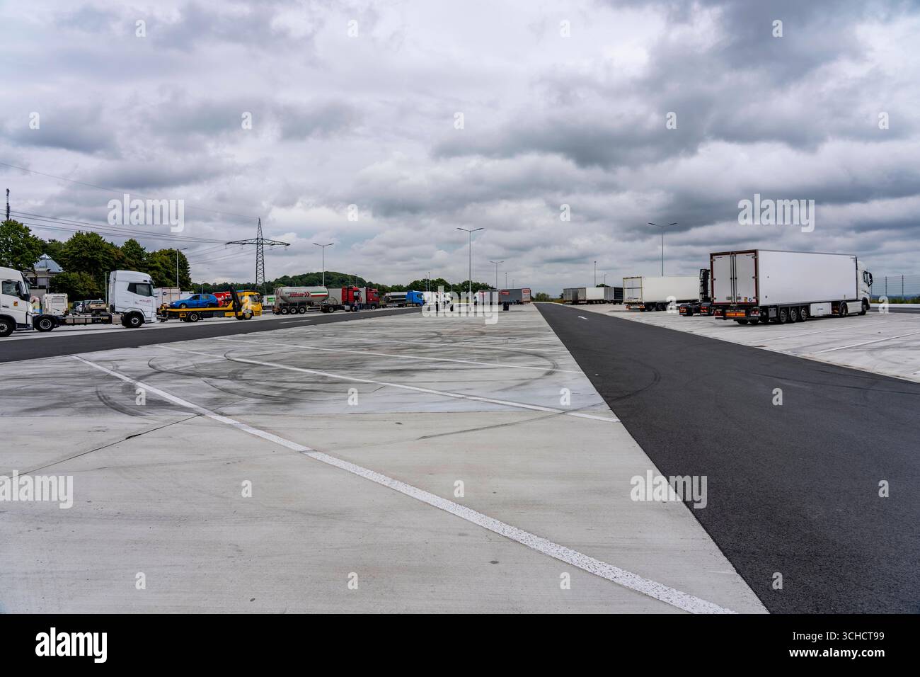 Neuer Groß-Rastplatz für LKW an der Autobahn A1, größter Parkplatz für ...