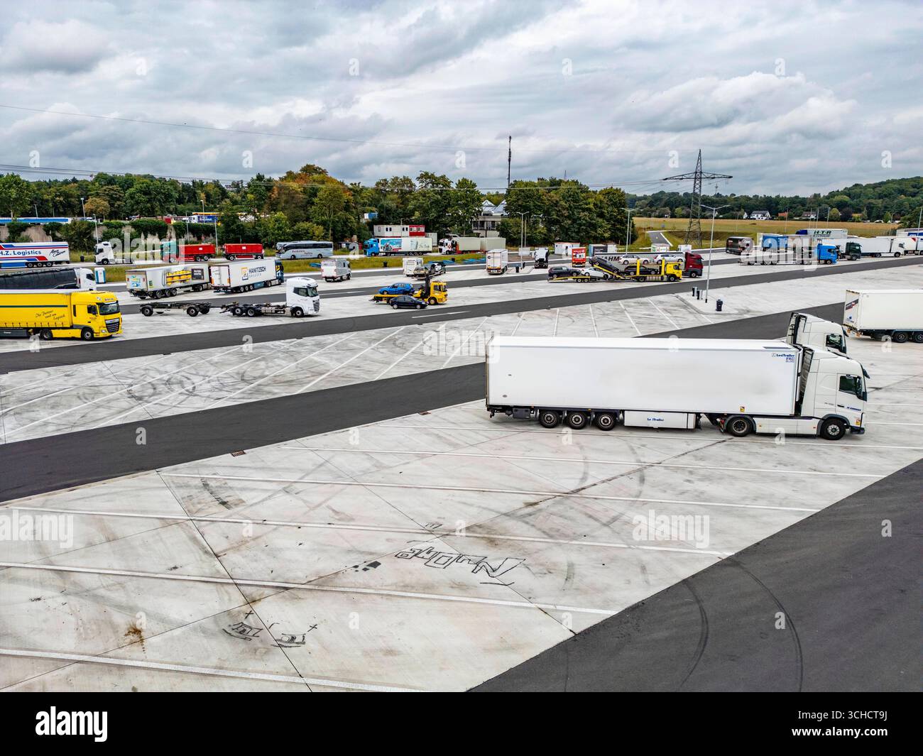 Neuer Groß-Rastplatz für LKW an der Autobahn A1, größter Parkplatz für ...