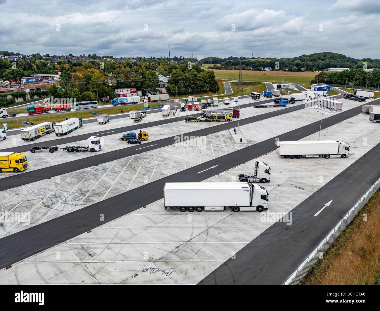 Neuer Groß-Rastplatz für LKW an der Autobahn A1, größter Parkplatz für ...