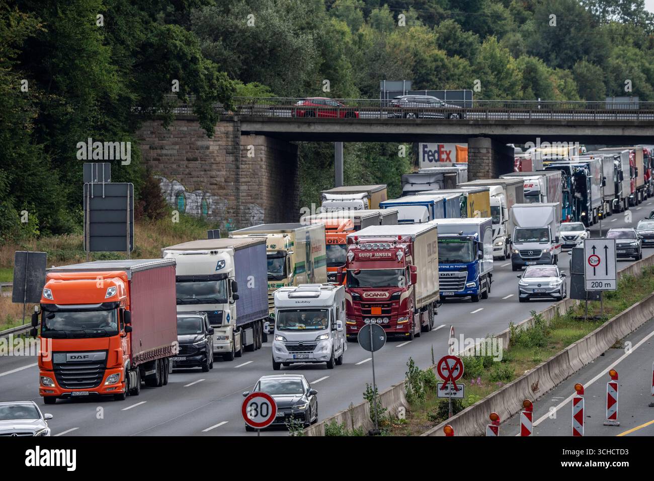 Stau auf der Autobahn A1, zwischen dem Autobahnkreuz Dortmund-Unna, A1 ...