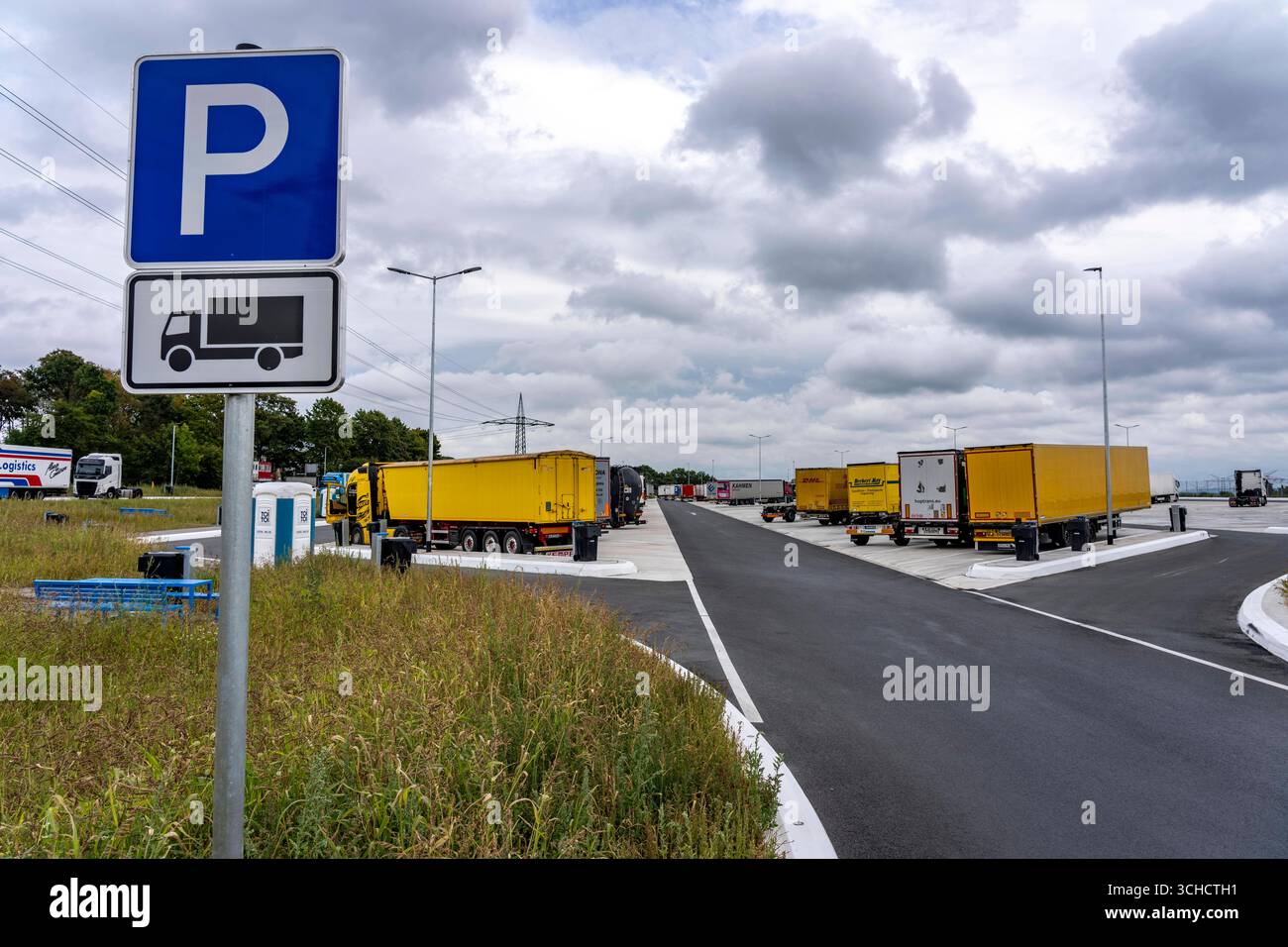 Neuer Groß-Rastplatz für LKW an der Autobahn A1, größter Parkplatz für ...