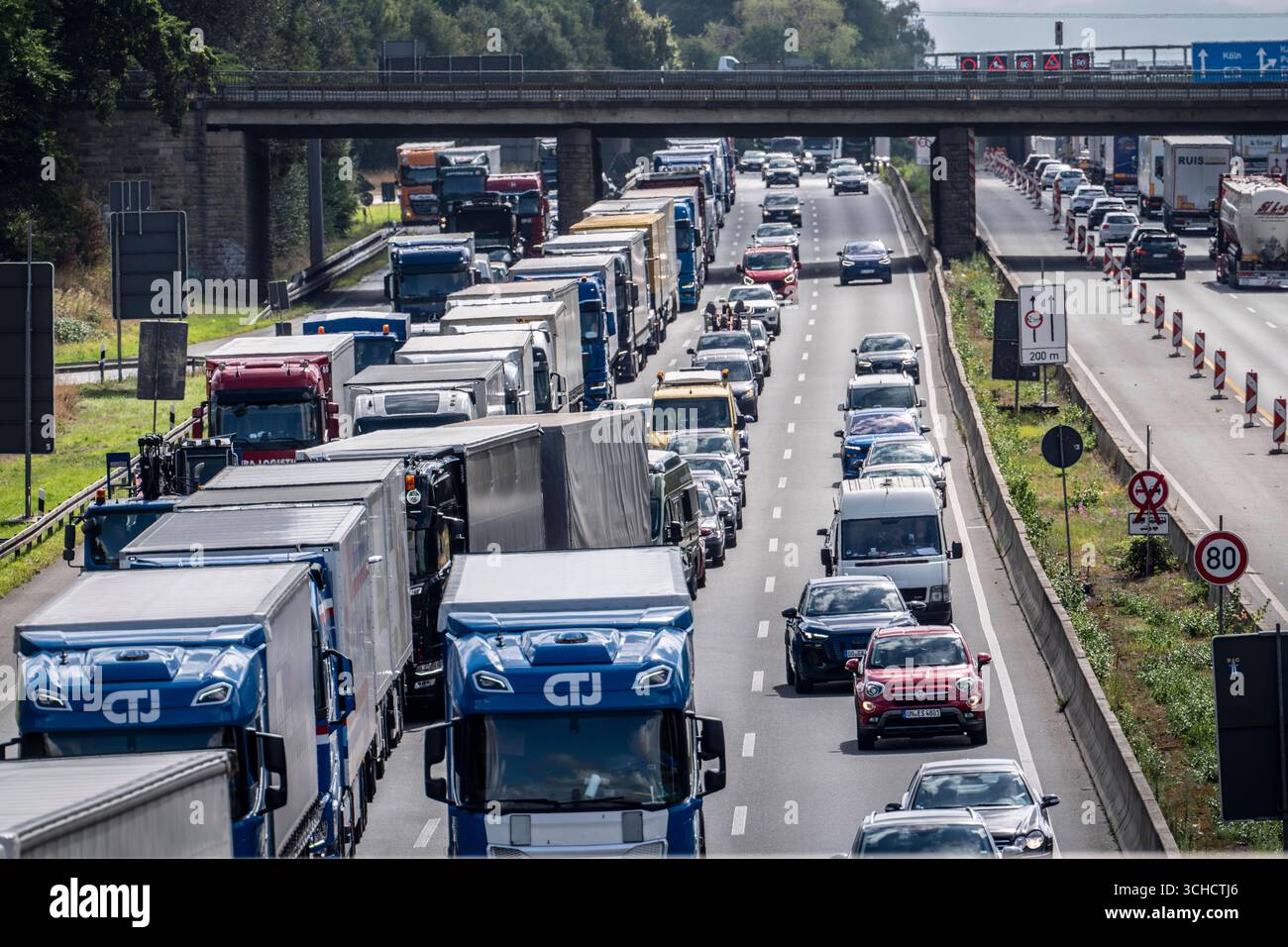 Stau auf der Autobahn A1, zwischen dem Autobahnkreuz Dortmund-Unna, A1 A44, und dem Kamener ...