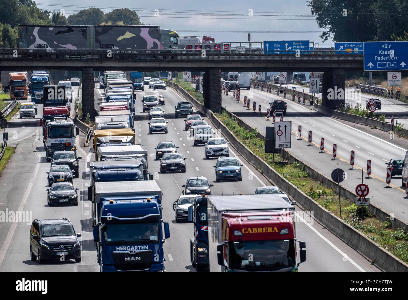 Stau auf der Autobahn A1, zwischen dem Autobahnkreuz Dortmund-Unna, A1 ...