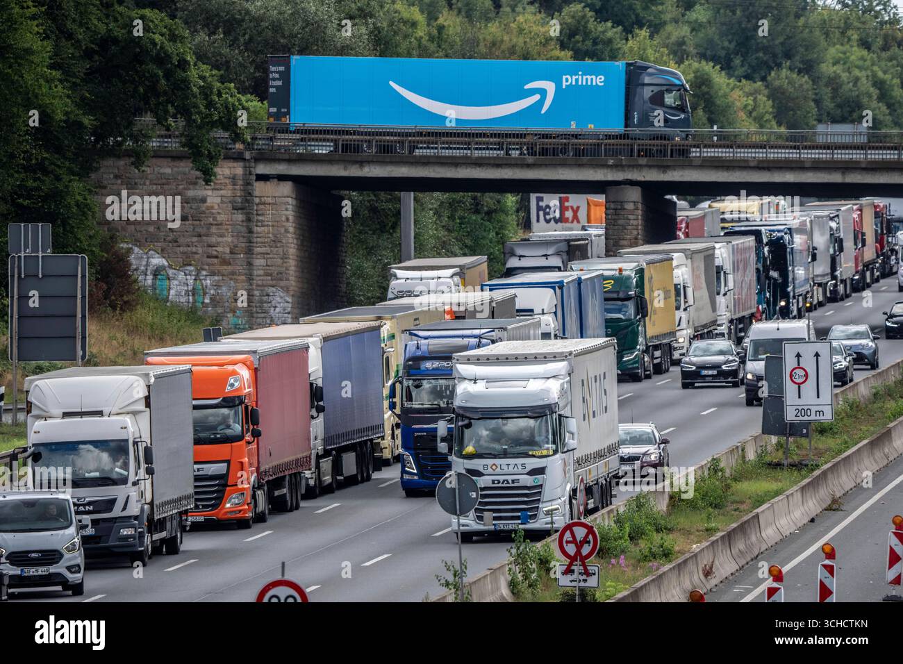Stau auf der Autobahn A1, zwischen dem Autobahnkreuz Dortmund-Unna, A1 A44, und dem Kamener ...
