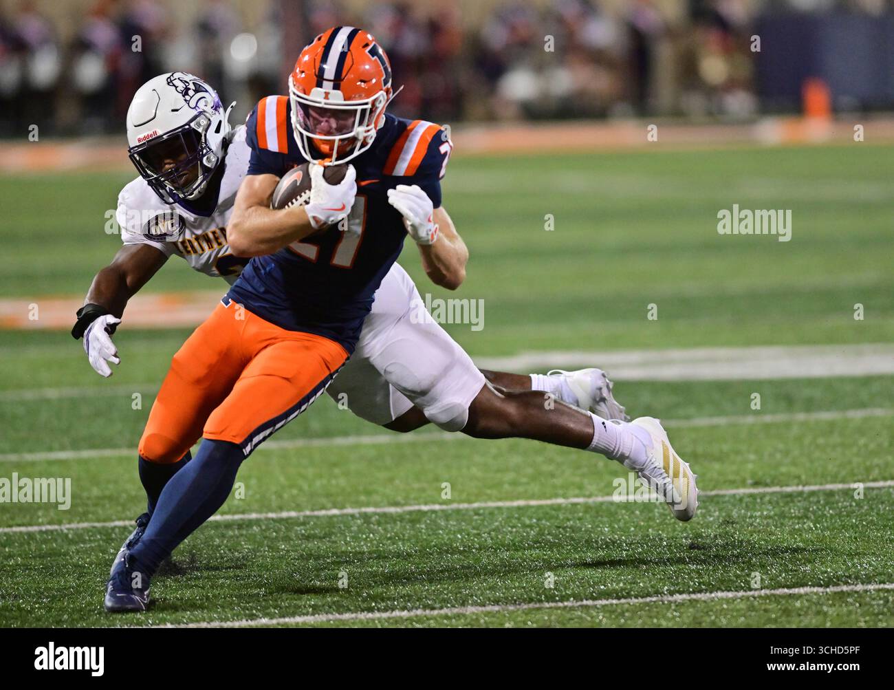 CHAMPAIGN, IL - AUGUST 29: Illinois running back Aidan Laughery (21 ...