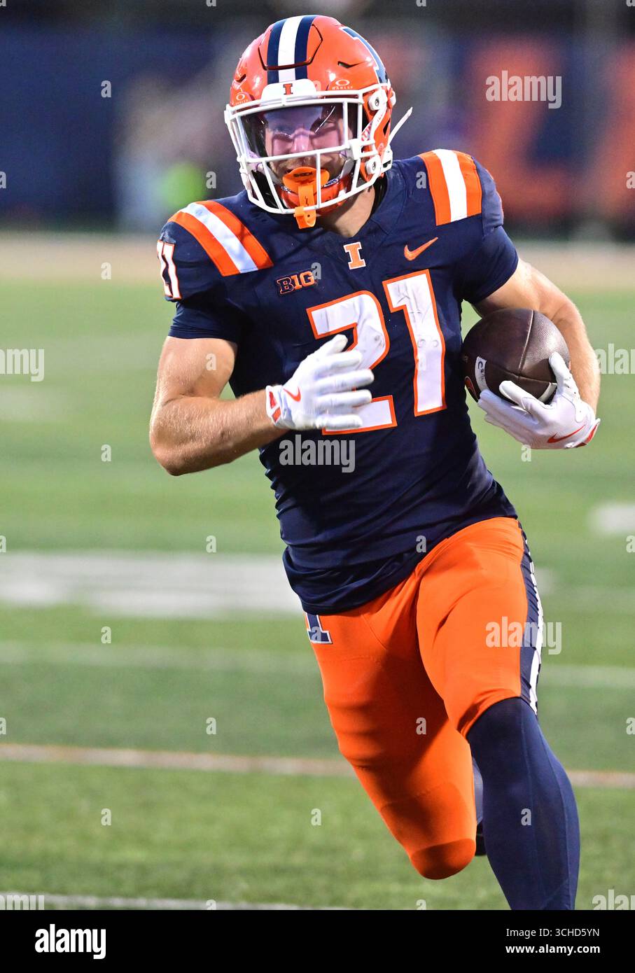 CHAMPAIGN, IL - AUGUST 29: Illinois running back Aidan Laughery (21 ...