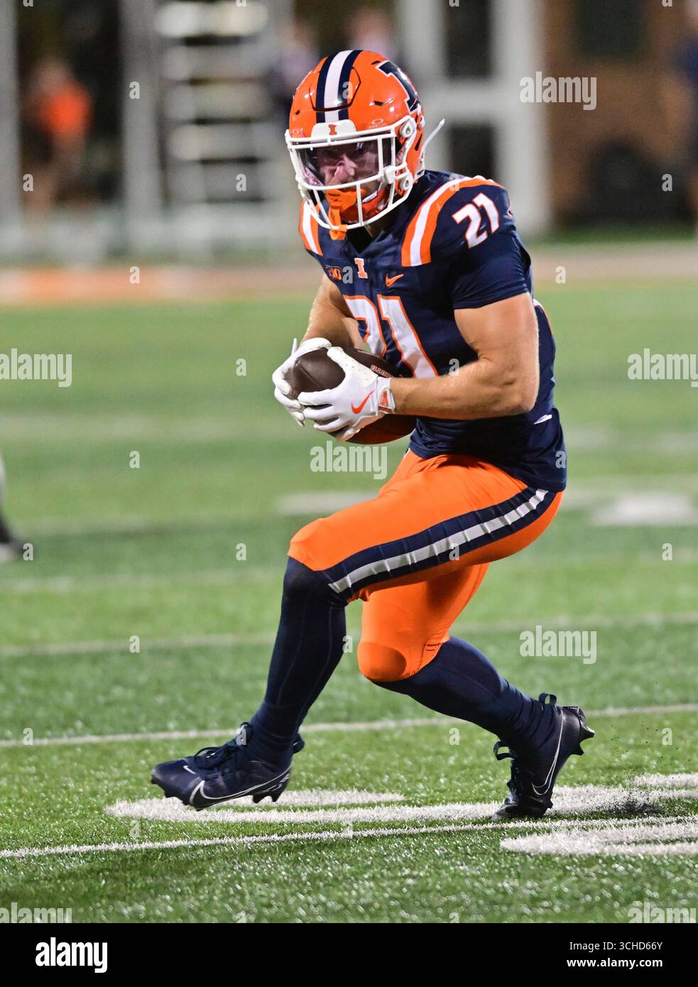 CHAMPAIGN, IL - AUGUST 29: Illinois running back Aidan Laughery (21 ...