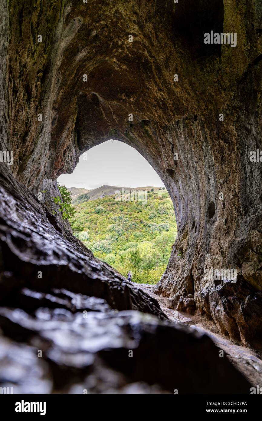 Inside cave circular opening hi-res stock photography and images - Alamy