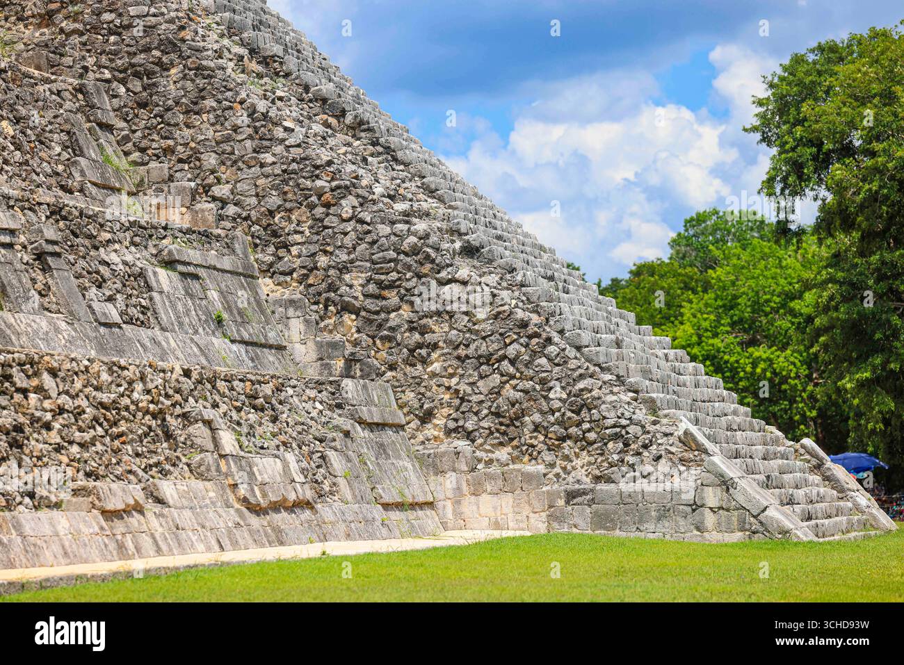 Chichén Itzá , pyramids, Mayan ruins complex on Mexico's Yucatán ...